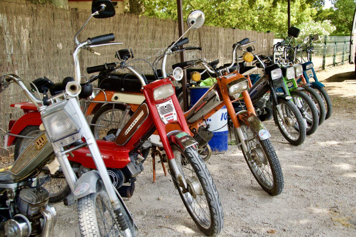 2 temps en temps : découvrir le Luberon à mobylette - Dossier