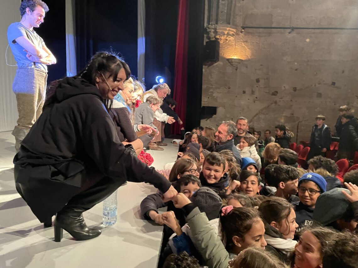 Avignon, Théâtre du Chêne noir, quand La belle et la bête émergent du ...