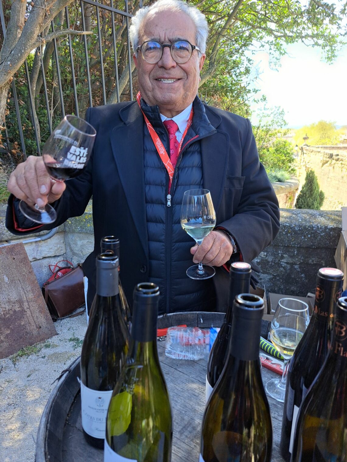 Le Président des Compagnons des Côtes du Rhône, David Bérard, met les ...