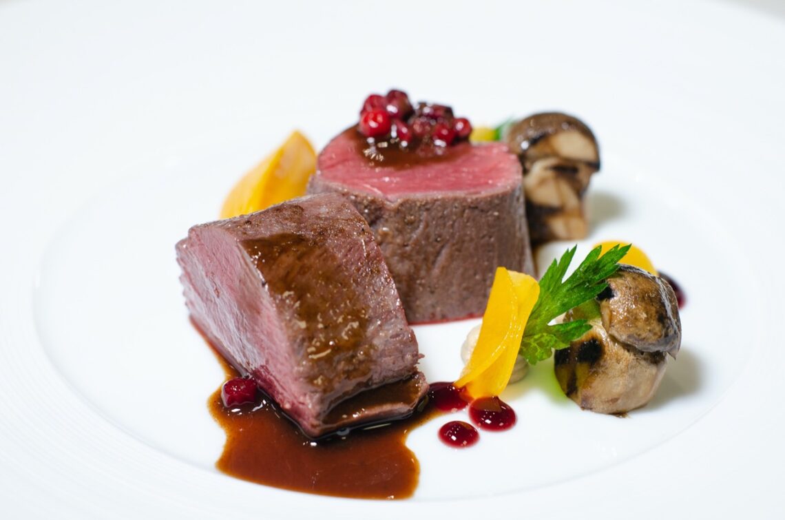 La recette de dos de chevreuil du chef Matthieu Hervé - Culture & Loisirs